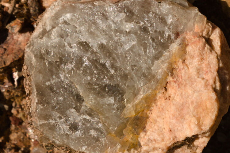 Quartz mineral: properties and why it’s found almost everywhere